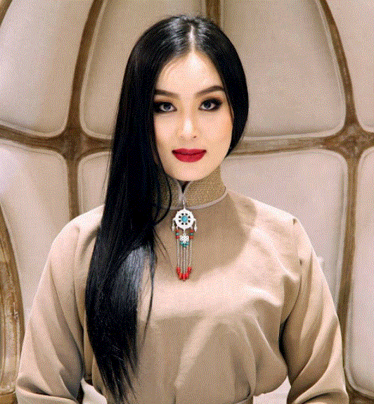 Дуучин О Гансувд Алтан гадас одонгоор энгэрээ мялаана